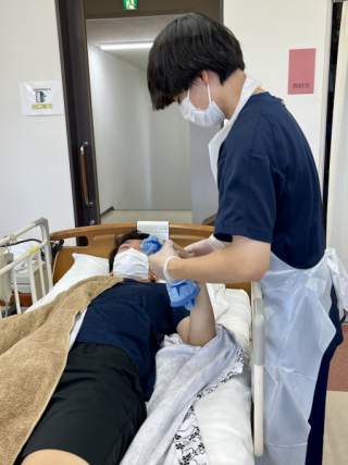 1年生授業風景「生活援助Ⅱ」清拭を行いました！！ | 大阪医療看護専門学校〜看護師を目指す〜